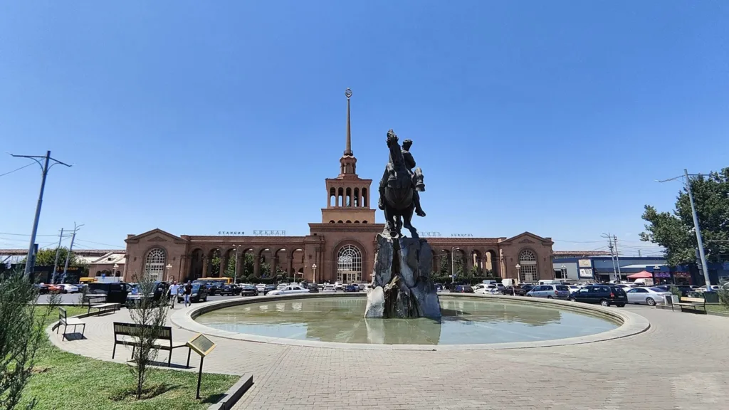 ARMENIA: യാത്രപറയും മുമ്പൊരു യേരവാൻ പ്രദക്ഷിണം